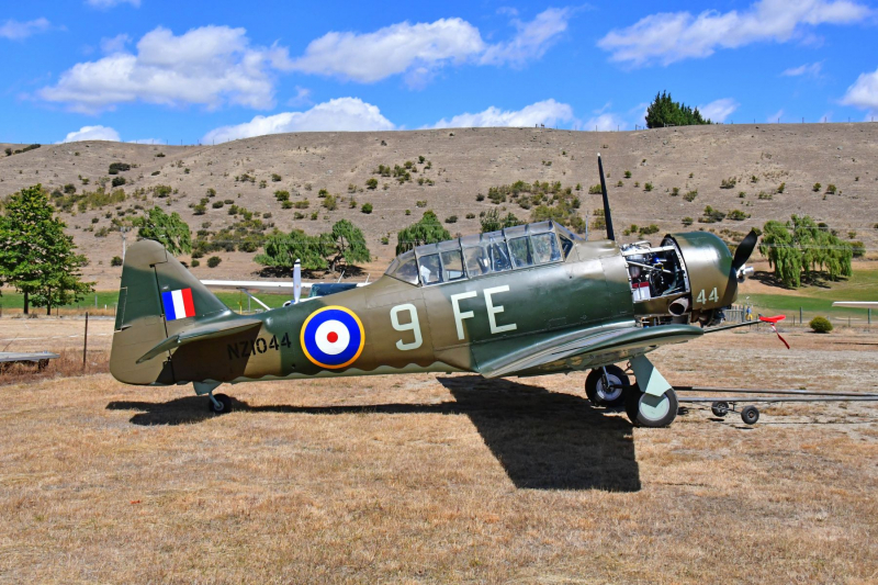 NORTH AMERICAN T-6 Harvard - NZ1044